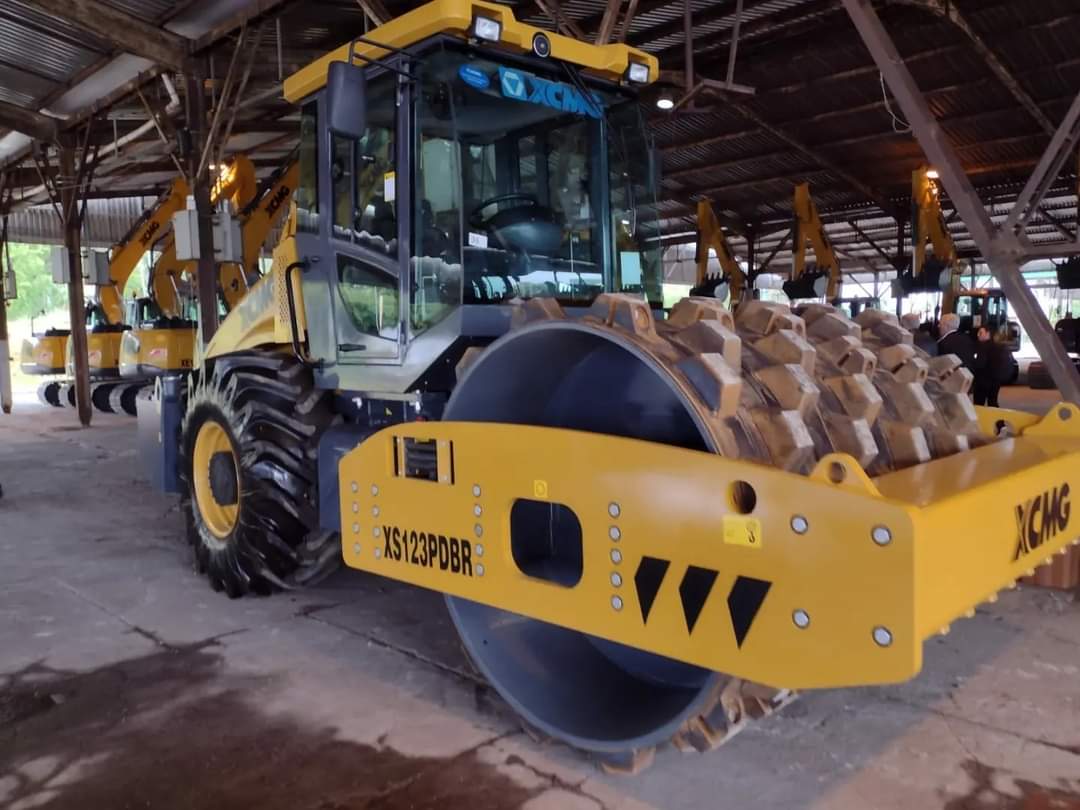 Poder Executivo recebe novo rolo compactador para a manutenção de vias ...